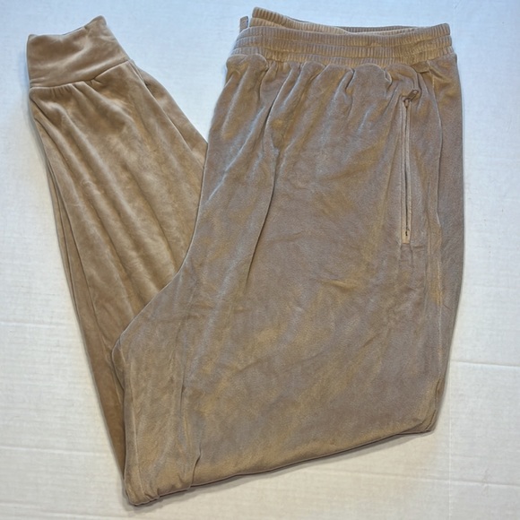 SKIMS | Pants & Jumpsuits | Nwt Skims Velour Jogger Pants Honey ...